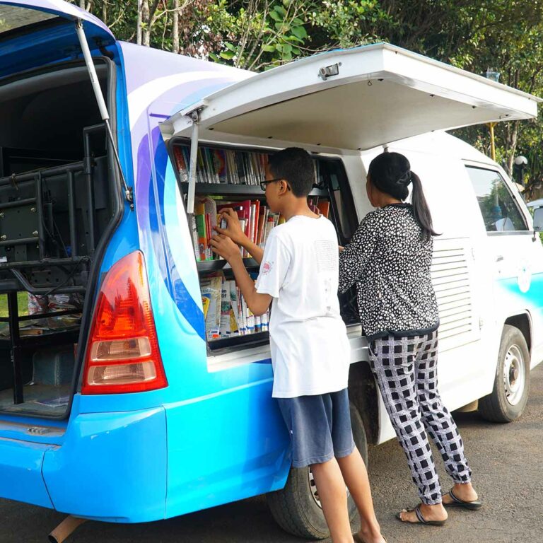 POET IN A CUPCAKE DAY - April 10, 2026 - National Today